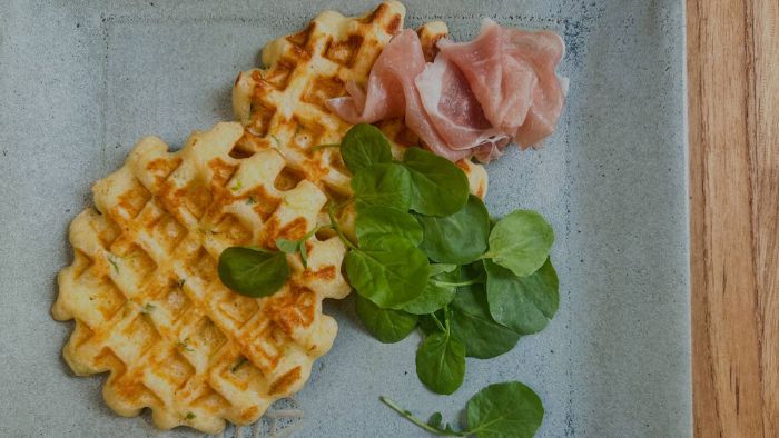 Waffle salgado com queijo parmesão fica pronto em 30 minutos