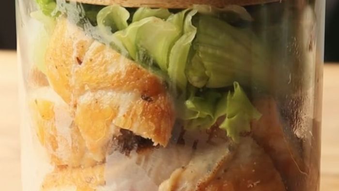 Salada no pote com filé de frango sassami colorida e refrescante