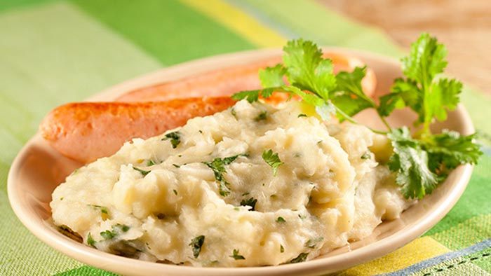 Purê de mandioca com chá de camomila é perfeito para a sua próxima refeição