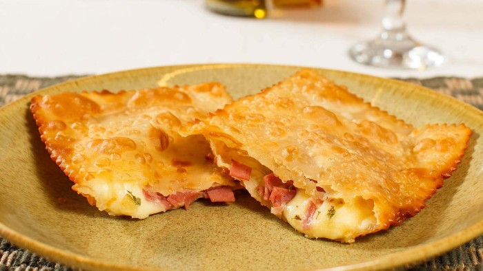 Receita de pastel com massa caseira e recheio de pizza