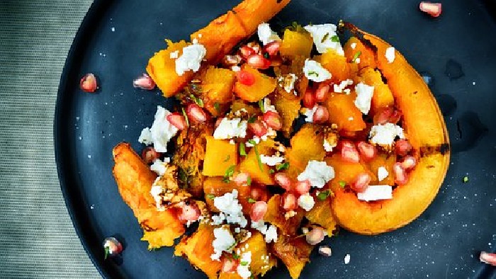 Salada quente de abóbora, rúcula e queijo feta tem modo de preparo fácil