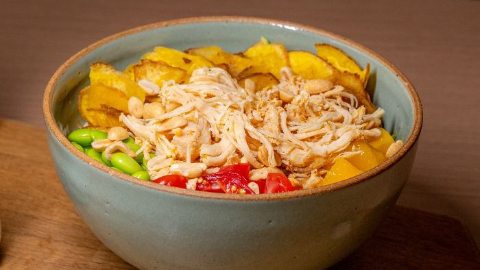 Poke com frango, quinoa, frutas, chips de mandioca e couve crispy ao ...