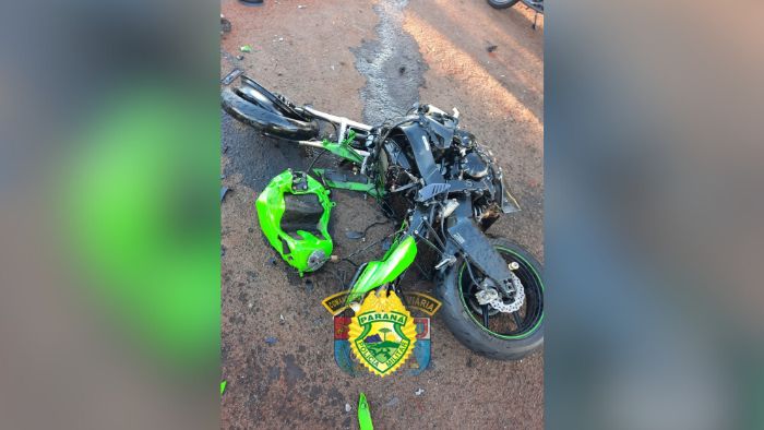 Colisão entre carro e motocicleta deixa um jovem de 23 anos morto em ...
