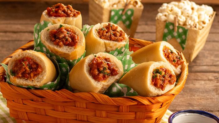 Mini sanduíche com molho de carne moída