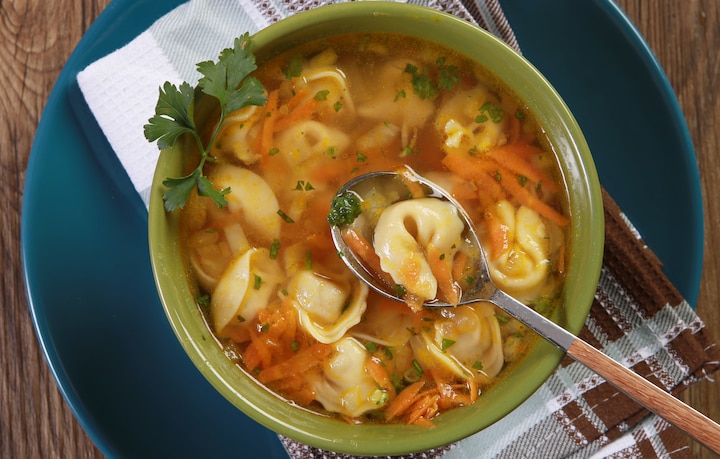 Sopa de capeletti com cenoura