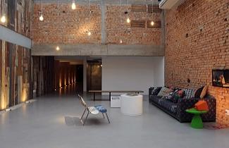 Paredes ganham efeito através da exposição de estruturas