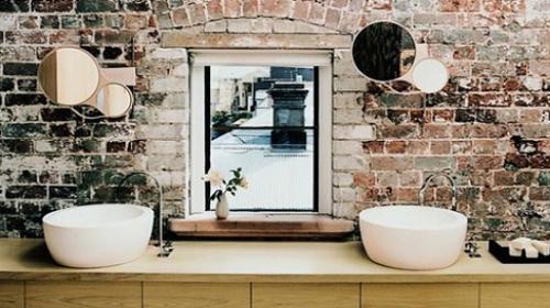 Parede de tijolo aparente transforma a decoração; veja opções inspiradoras