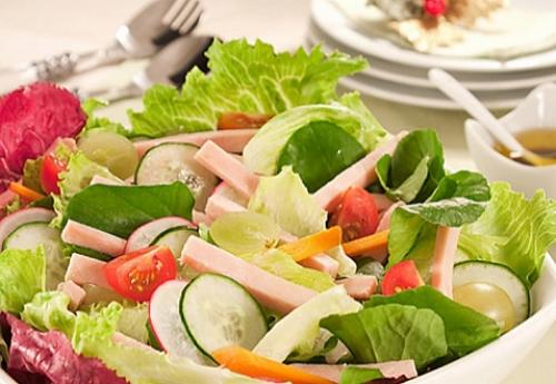 Confira três receitas de saladas que valem por uma refeição completa