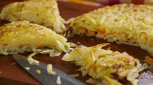 Batata rostie com recheio de vegetais e queijo branco rende refeição ...