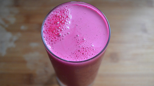 Prepare uma vitamina "pink" pré-treino e potencialize sua atividade física