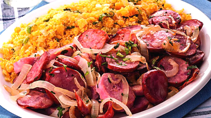 Calabresa acebolada com farofa e vinagrete