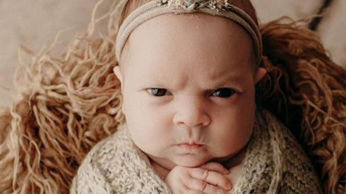 Bebê é fotografada 'brava' em ensaio newborn e viraliza na internet