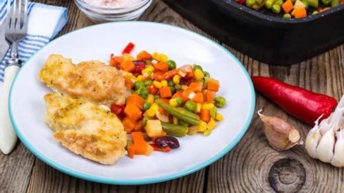 Frango com legumes é aquela receita prática e deliciosa que você procurava!