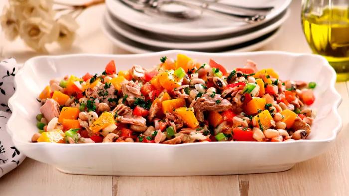 Salada de feijão fradinho e atum defumado é muito prático!