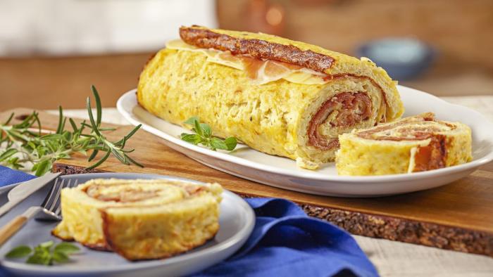 Que tal fazer rocambole salgado com queijo e batatas?