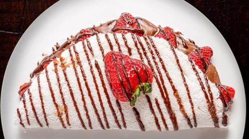 Tapioca light de chocolate com morango fica uma delícia!