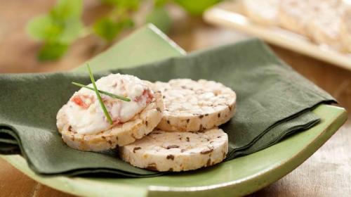 Biscoito de arroz com tomate e ricota em 10 minutos!
