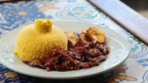 Faça este cuscuz recheado com carne!