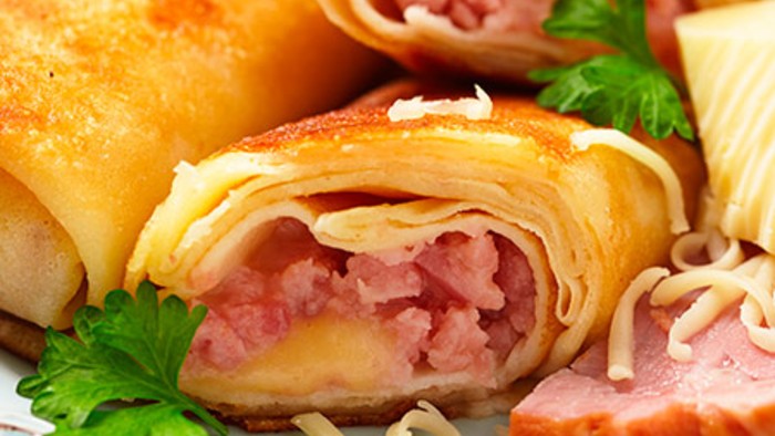 Panqueca recheada de presunto e queijo