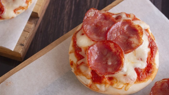 Mini pizza de massa folhada com pepperoni fácil
